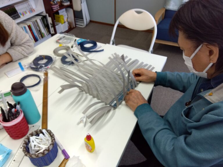 2025年10月29日 就労継続支援B型事業所 クルール舞子台 本日はクラフトテープで大きなカゴを作ってみましたぁっ！ - クルール舞子台 https://couleur1225.com ...